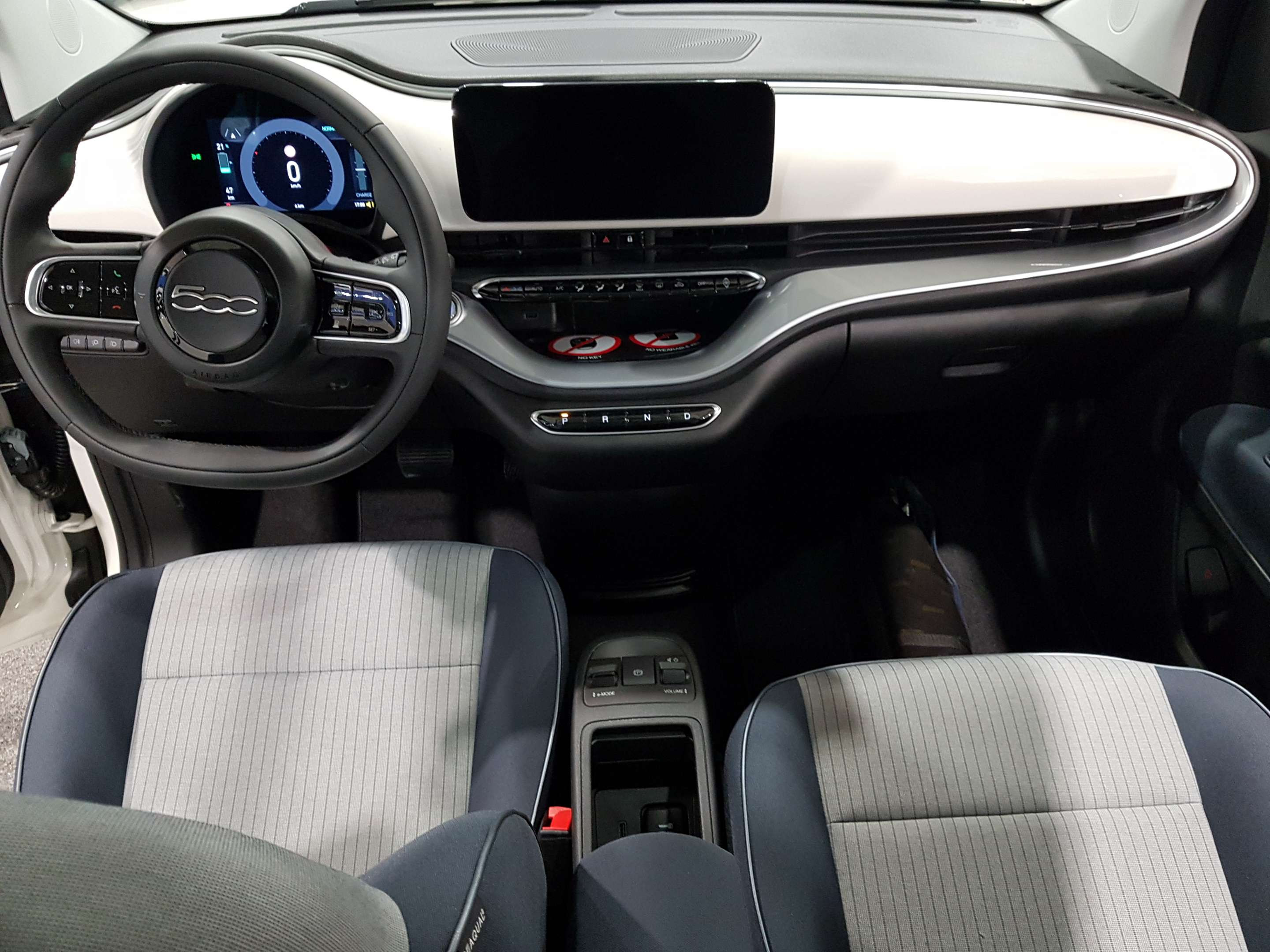 Fiat 500 BEV Hatchback BEV 118 KM Icon - Samochód dostępny u dealera ...