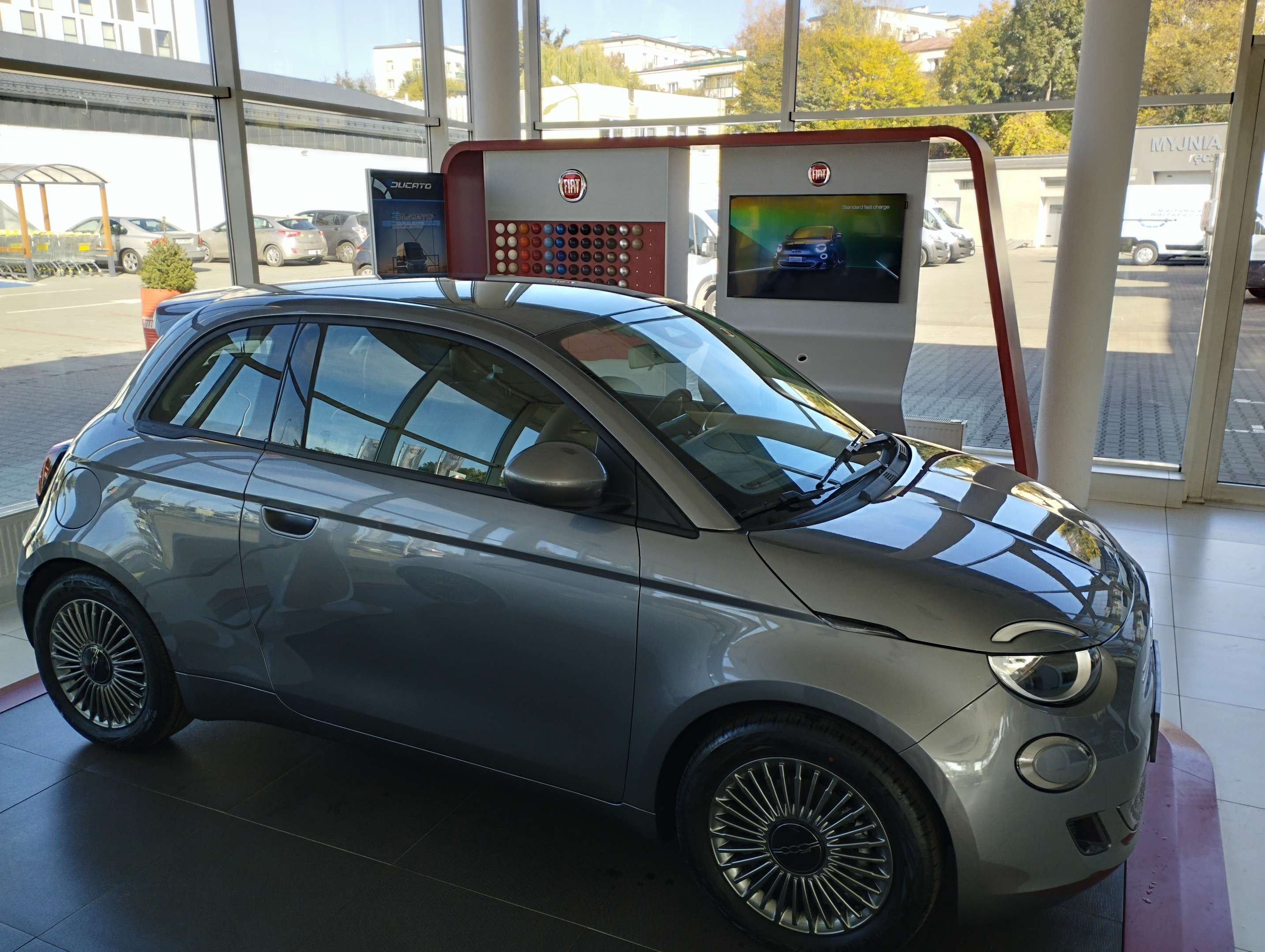 Fiat 500 BEV HATCHBACK BEV 118 KM Icon - Samochód dostępny u dealera ...